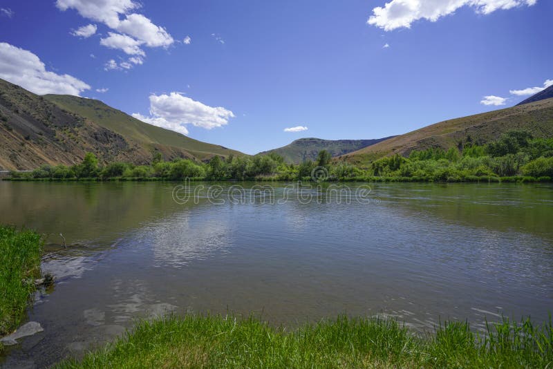 Os Azuis Dourados De Yakima River Delta: Dia Fino Do Outono Em Richland ...