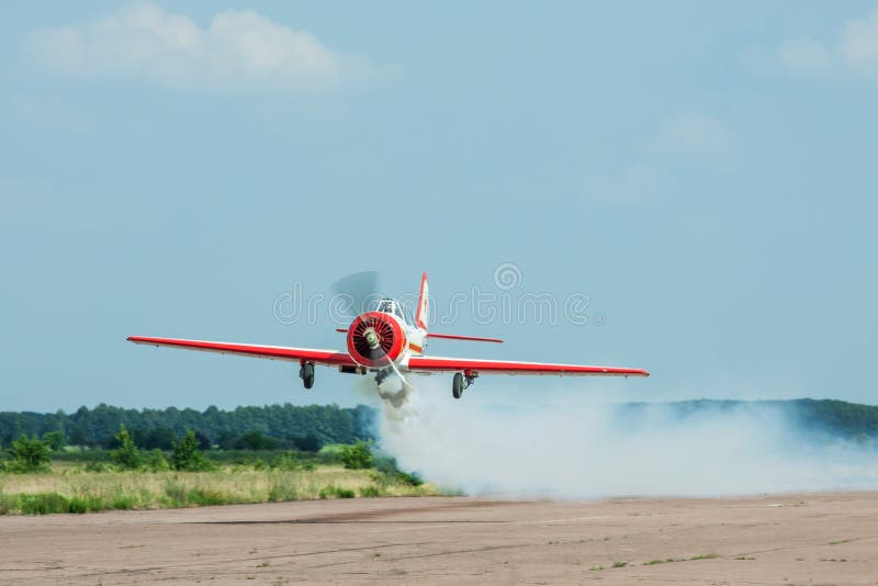 Yakovlev Jak-52 Aerobatic Vliegtuig Redactionele Foto - Image of landen ...