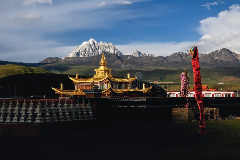Yala Snowberg and Muya Golden Stupa Stock Photo - Image of town, flag ...