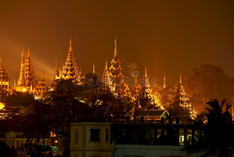 Yangon por noche foto de archivo. Imagen de luces, ornamentos - 24801796