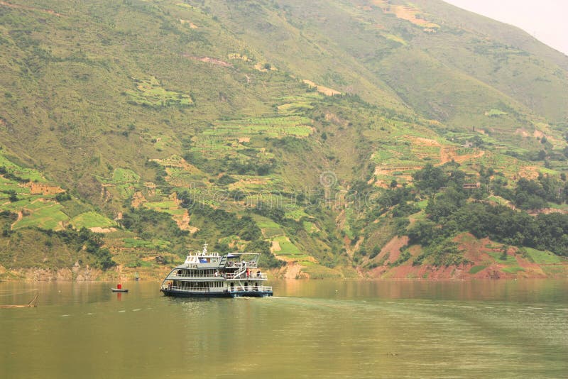 Yangtze-Fluss-Kreuzschiff stockfoto. Bild von hügel, asien - 17858988