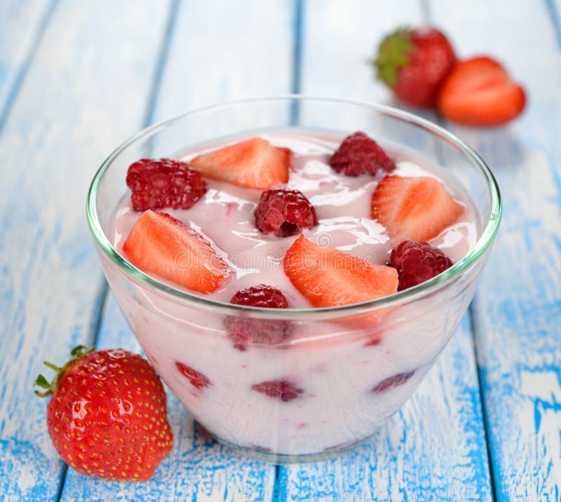 Yaourt et fruit image stock. Image du framboise, sain - 10279471