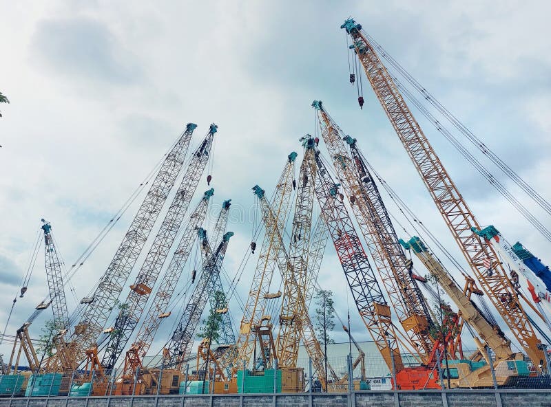 A Yard of Multiple Industrial Heavy Duty High Load Cranes Editorial ...