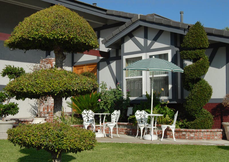 Yarda elegante imagen de archivo. Imagen de paisajismo - 2923315