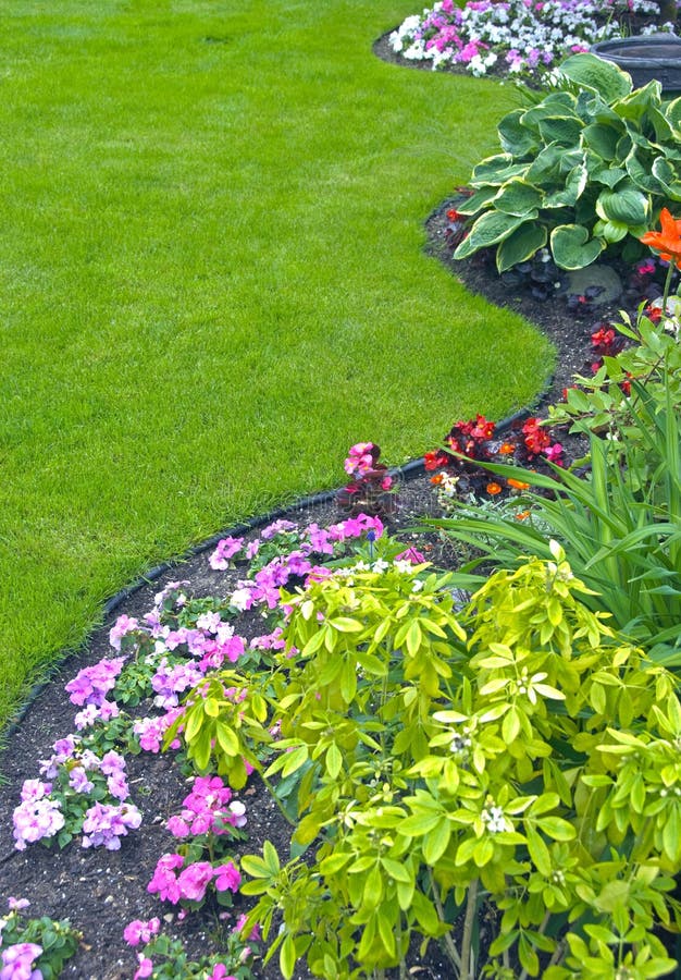 Yarda Y Jardín Ajardinados. Una Yarda Y Un Jardín Ajardinados Hermosos ...