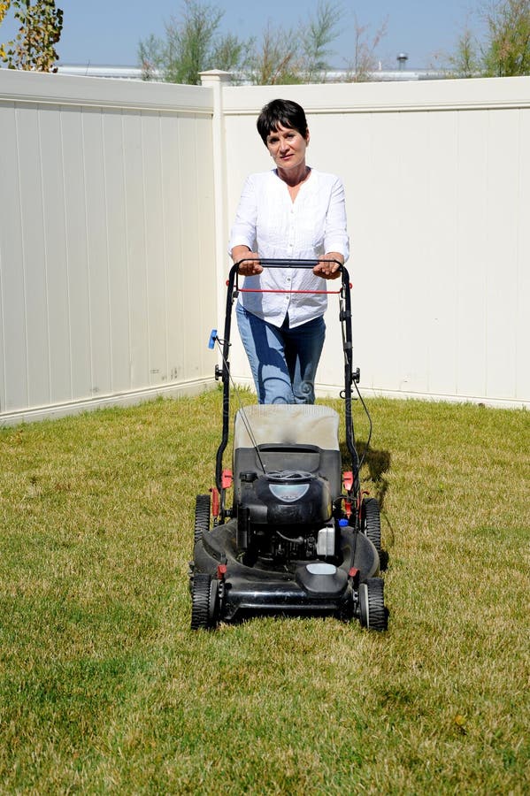 Yardwork outdoors obraz stock. Obraz złożonej z femaleness - 62714391