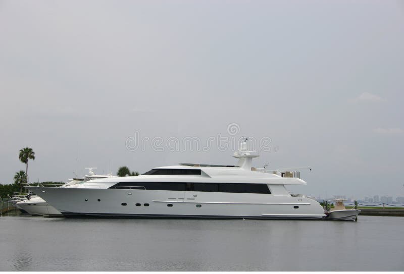 Yate lujoso y hermoso foto de archivo. Imagen de acceso - 203804