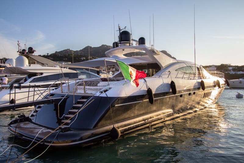 Yate Negro Amarrado En El Embarcadero Foto de archivo - Imagen de ...