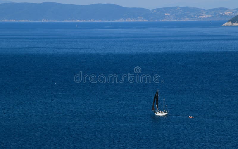 Yate Negro Con Ventas Negras En El Mar Azul Imagen de archivo - Imagen ...