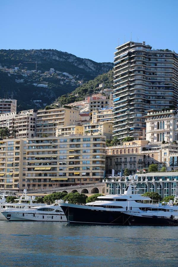 Yate Negro En Puerto Marítimo Foto editorial - Imagen de transporte ...