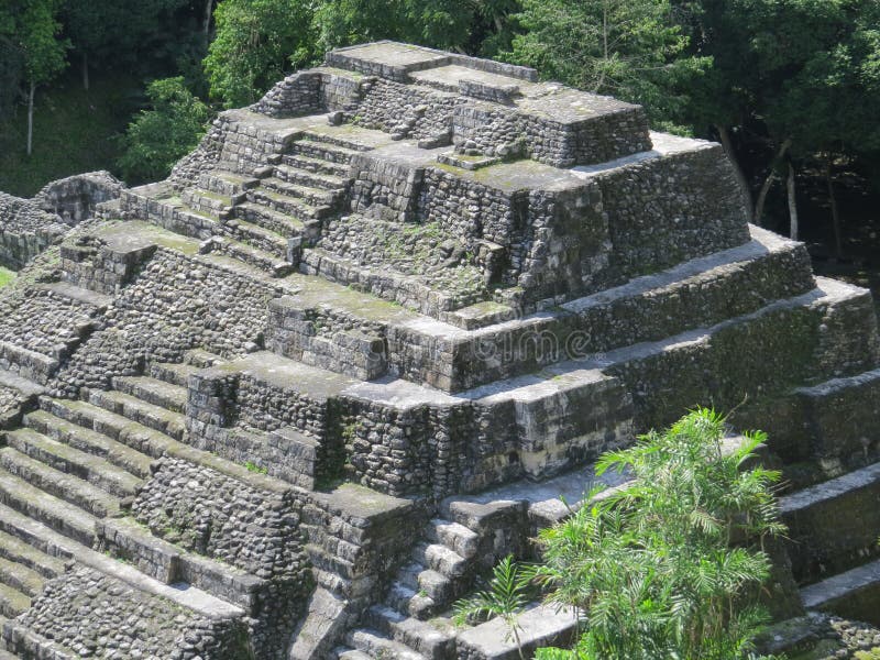Yaxha - maya pyramide stock image. Image of archaeology - 7941387
