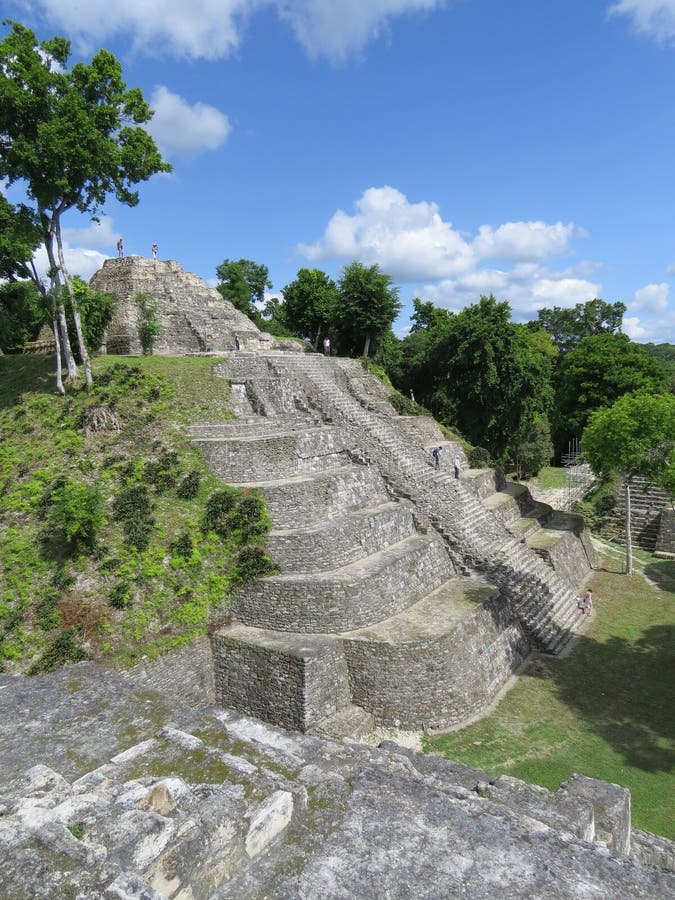 Yaxha - maya pyramide stock image. Image of archaeology - 7941387