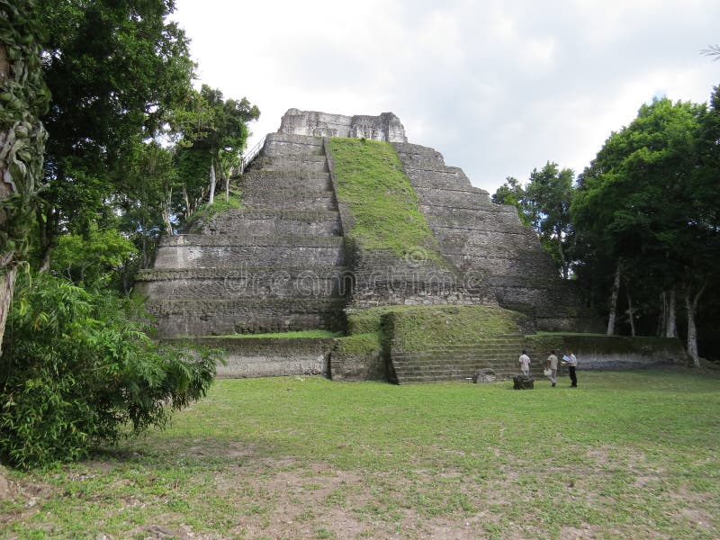 Yaxha - maya pyramide stock image. Image of archaeology - 7941387