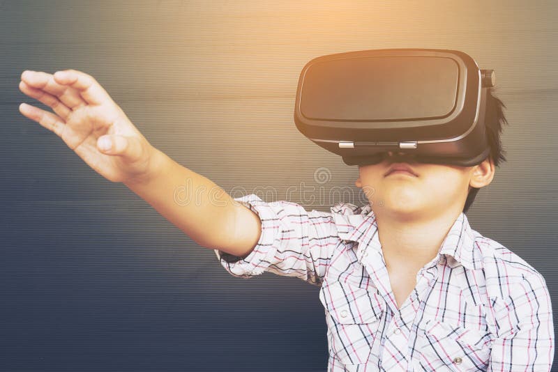 7 years kid playing VR stock image. Image of child, computer - 87527035