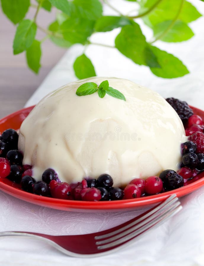 Yeast Dumpling with Vanilla Sauce Stock Image - Image of dish, fruity ...