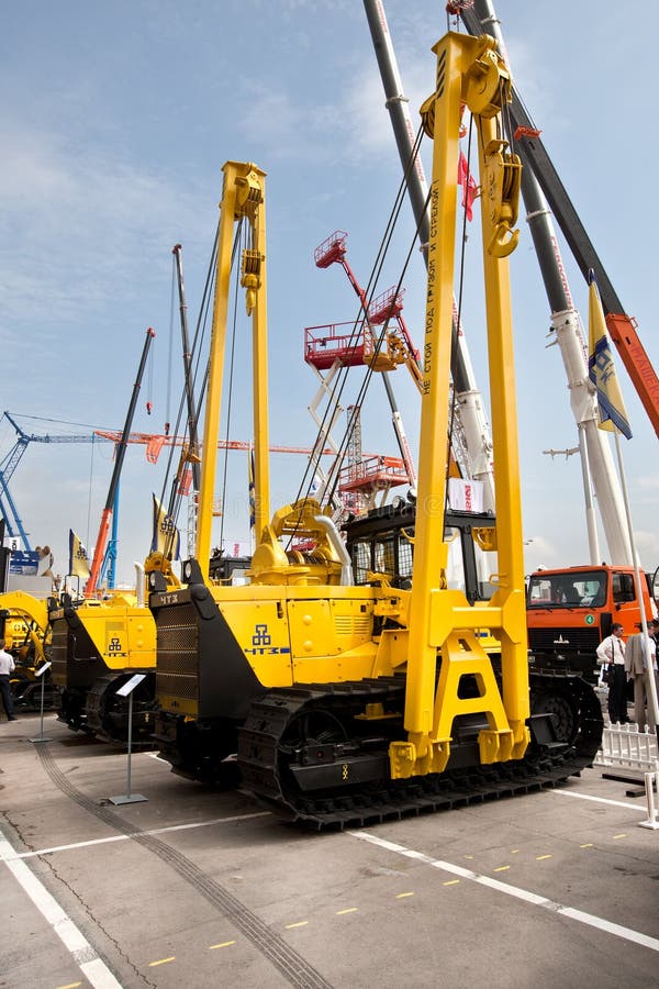 Yellow auto crane editorial photo. Image of trowel, metallic - 21375551