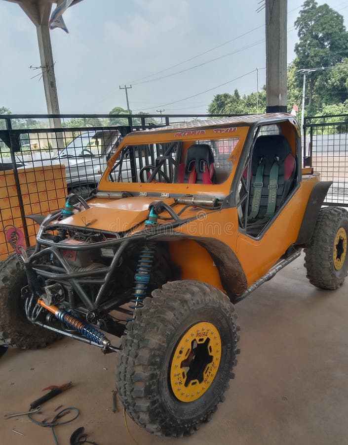 Yellow 4x4 Car Under Repair Editorial Photo - Image of yellow, repair ...