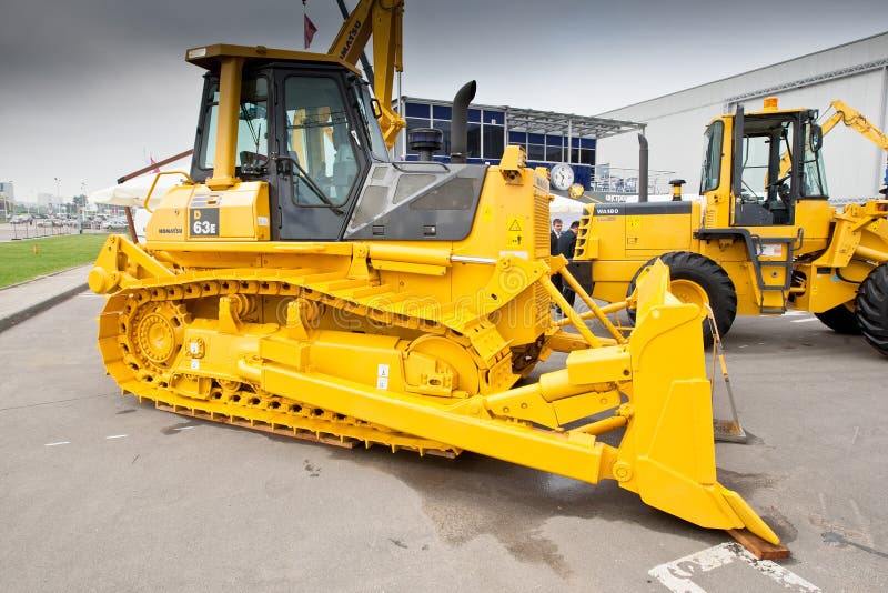 Yellow diesel bulldozer editorial image. Image of yellow - 19972895