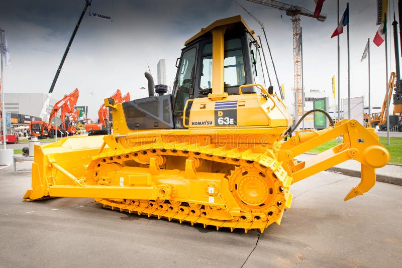 Yellow diesel bulldozer editorial image. Image of caterpillar - 19975780