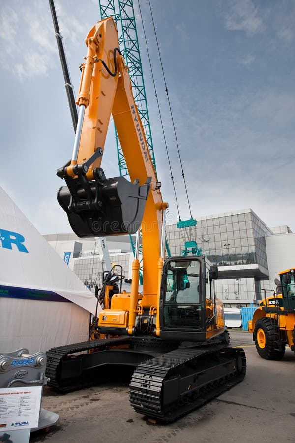 Yellow diesel excavator editorial stock photo. Image of building - 21375373