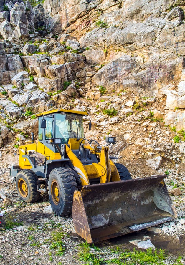 Yellow Front End Loader Machine Stock Photo - Image of dirt, bulldozer ...