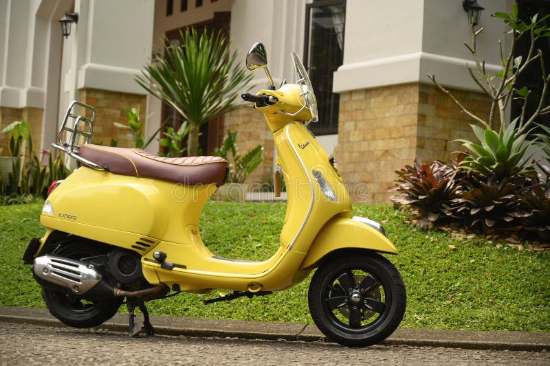 Yellow Retro Motorcycle editorial photo. Image of tire - 262043871