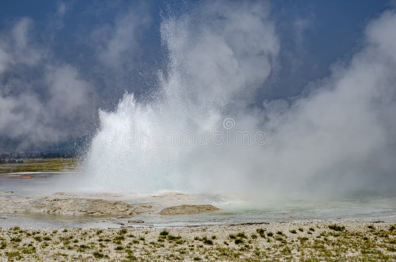 Yellowstone national park editorial photo. Image of basin - 64198971