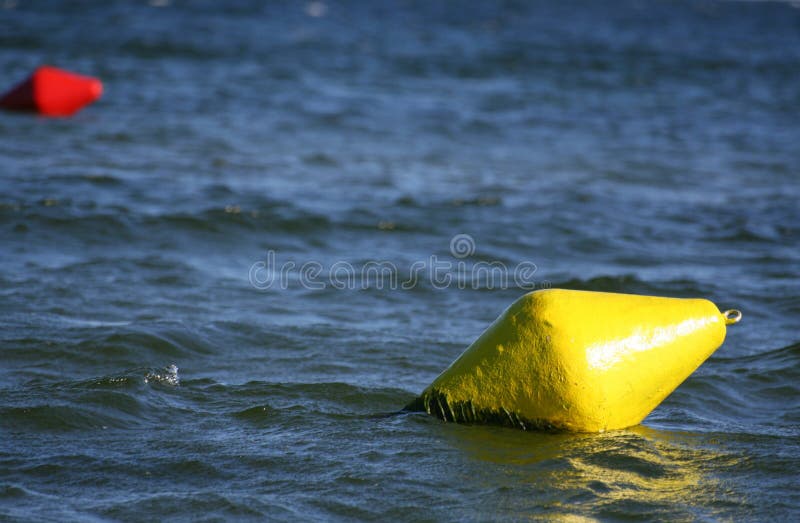 Gelbe Bojen auf dem Wasser stockbild. Bild von konkurrenz - 42191159