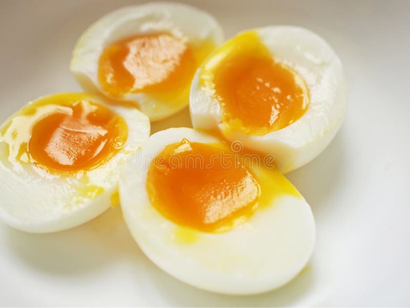 Yema de huevo imagen de archivo. Imagen de huevo, bobalicona - 12681985