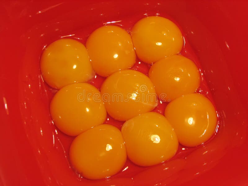 Huevo Quebrado Con La Yema De Huevo Roja Foto de archivo - Imagen de ...