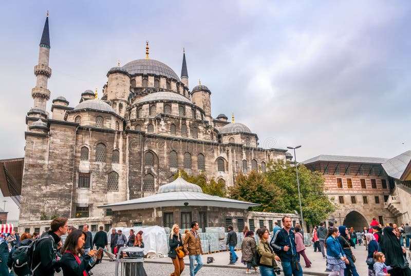 Yeni Cami, the New Mosque editorial photography. Image of mosque - 35299327