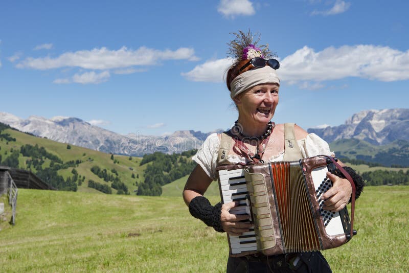 Yodeling en las montañas foto editorial. Imagen de flores - 96656666