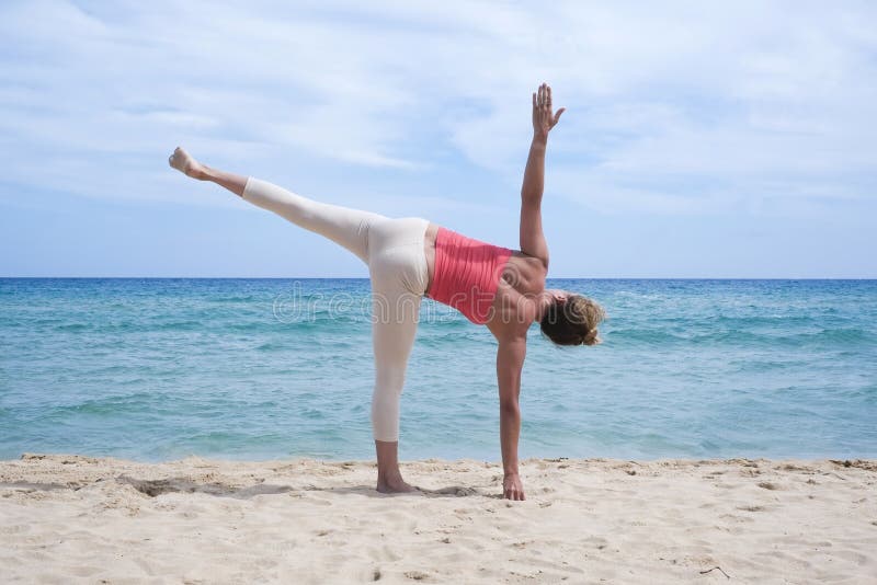 Yoga auf dem Strand stockbild. Bild von eignung, frau - 32197741