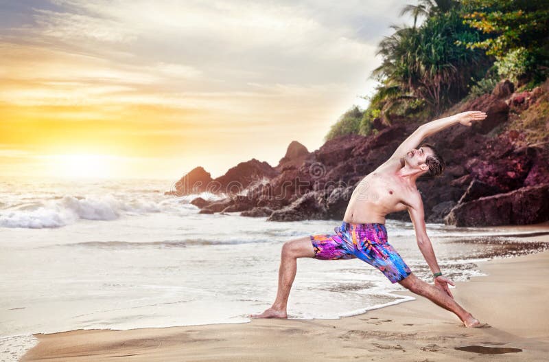 Yoga auf dem Strand stockbild. Bild von blau, schwerpunkt - 32045693