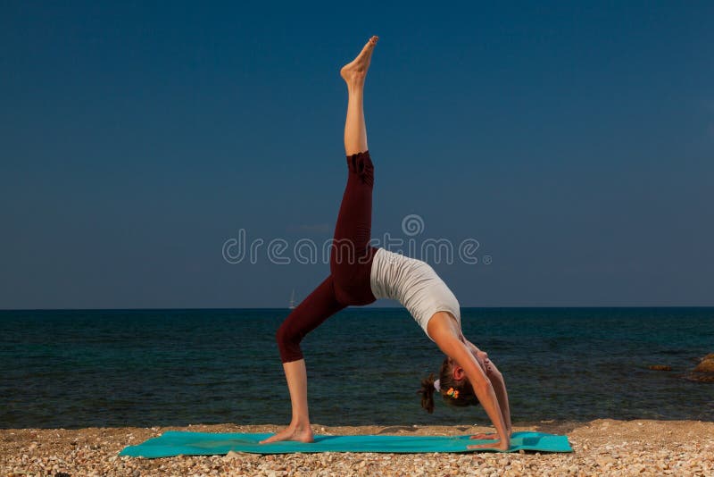 Yoga auf dem Strand stockfoto. Bild von morgen, augen - 36451044
