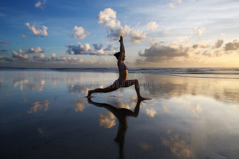 Yoga auf dem Strand stockbild. Bild von blau, gesund - 45507613