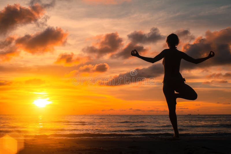 Yoga Het Praktizeren Bij Zonsondergang Sereniteit En Meditatie Ontspan