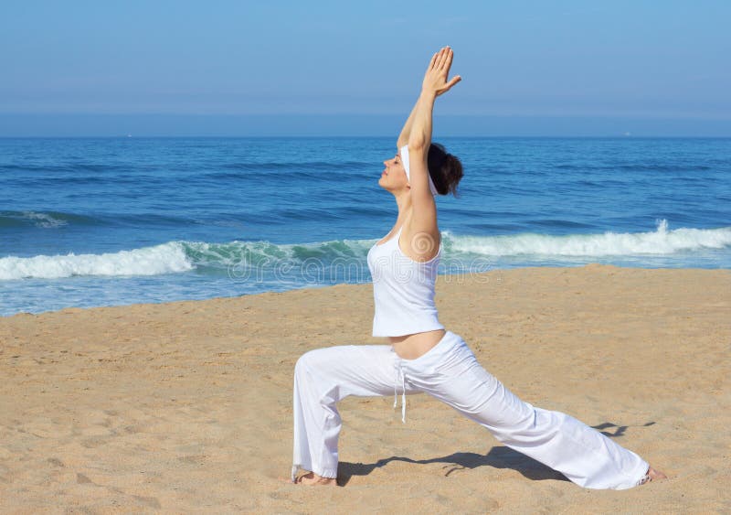 Yoga op het strand stock foto. Image of strand, mediteren - 27273848