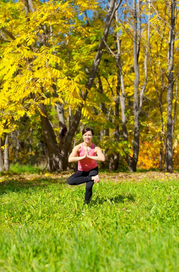 Yoga Vrikshasana-Baum-Haltung Stockbild - Bild von flexibel, lebensstil ...