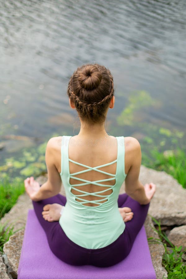 Yogavrouw Het Praktizeren De Yogales Ademhaling Die Meditatie