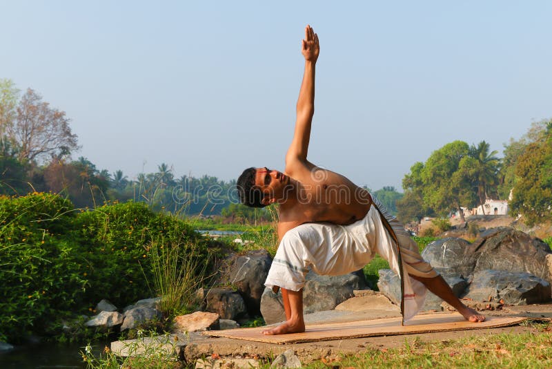 Yogui india foto de archivo. Imagen de cultura, riverbank - 89726710
