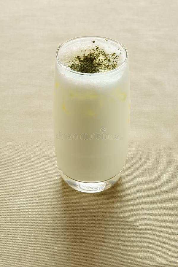 Ayran - Bevanda Turca Tradizionale Del Yogurt in Una Tazza Di Rame Del ...