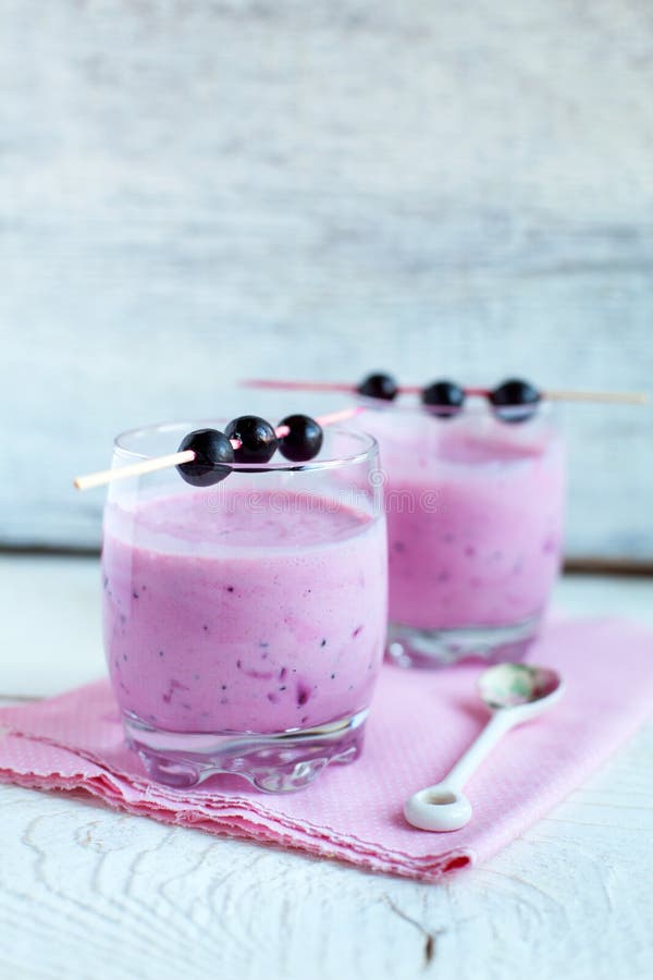 Yogurt Do Smoothie Do Fruto Com Corinto Preto Imagem de Stock - Imagem ...