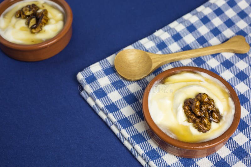 Iogurte Grego Com Mel E Nozes Foto de Stock - Imagem de iogurte, marrom ...
