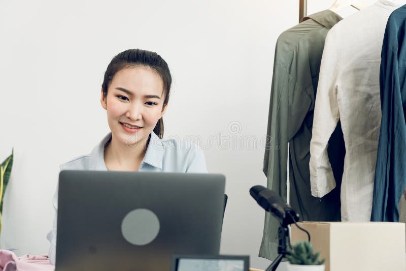 Young Asian Entrepreneurs Chatting with Customers at the Computer while ...