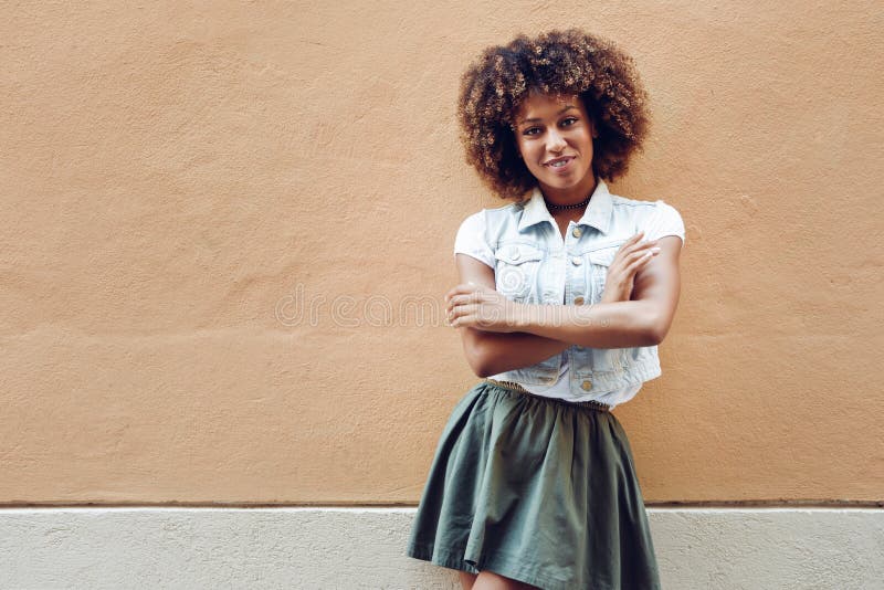 1 589 Young Black Woman Afro Hairstyle Smiling Urban Background Stock