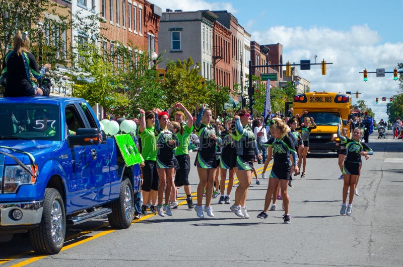 Cheer leaders in a parade editorial photography. Image of valparaiso ...