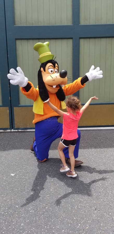Young Girl Meets Goofy redaktionell arkivfoto. Bild av flicka - 160954343