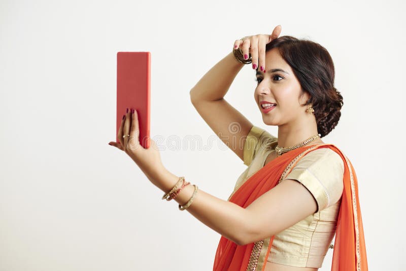 Woman applying bindi stock image. Image of culture, portrait - 155077235