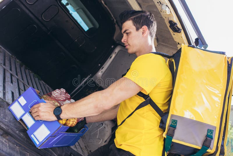 1,004 Man Delivering Online Grocery Order Stock Photos - Free & Royalty ...